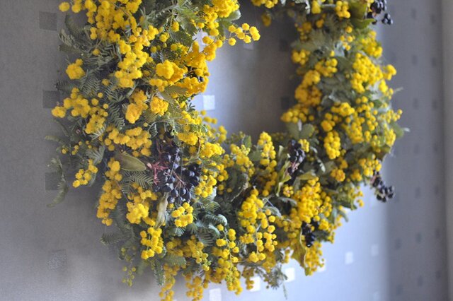 ミモザとビバーナムの実ドライwreath | iichi 日々の暮らしを心地よくするハンドメイドやアンティークのマーケットプレイス