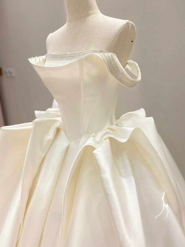 ウエディングドレス オフショルダー アイボリー ビジュー ミカドサテン プリンセスライン 結婚式 | iichi 日々の暮らしを心地よくするハンドメイドやアンティークのマーケットプレイス