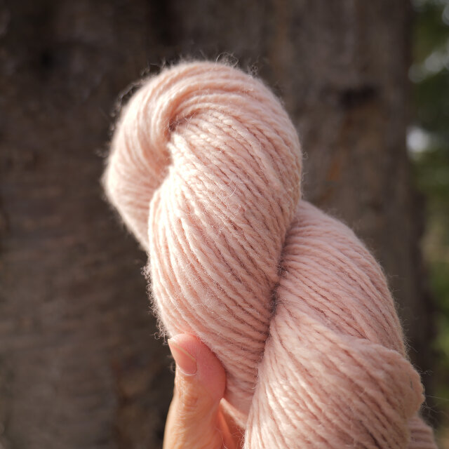 本物の桜色.｡:+* 76g/118m｜手染め糸｜手紡ぎ糸 | iichi 日々の暮らしを心地よくするハンドメイドやアンティークのマーケットプレイス