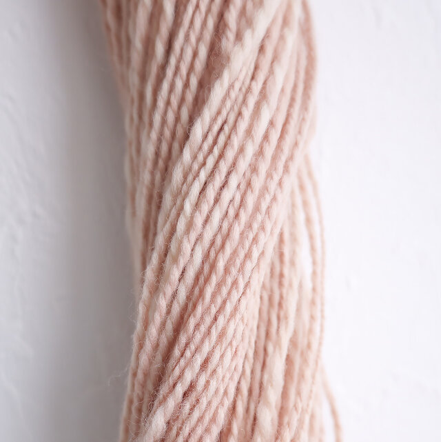 本物の桜色.｡:+* 76g/118m｜手染め糸｜手紡ぎ糸 | iichi 日々の暮らしを心地よくするハンドメイドやアンティークのマーケットプレイス