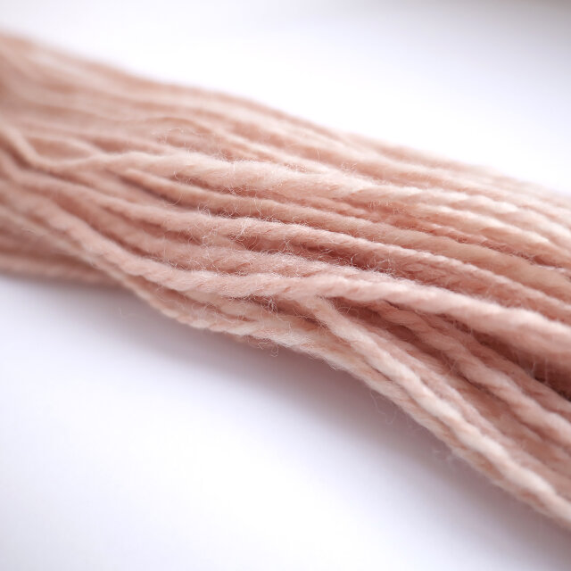 本物の桜色.｡:+* 76g/118m｜手染め糸｜手紡ぎ糸 | iichi 日々の暮らしを心地よくするハンドメイドやアンティークのマーケットプレイス