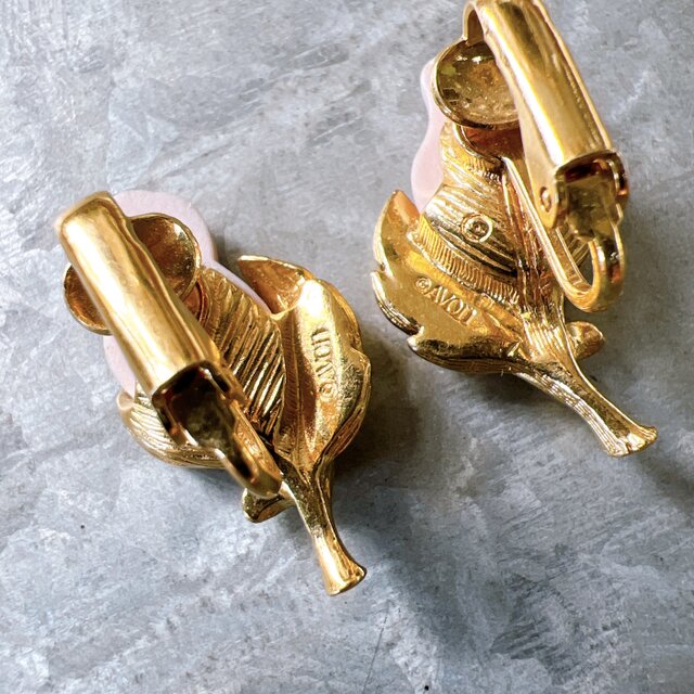 YA154-【 AVON 】エイボン・ヴィンテージイヤリング 1980〜90s Porcelain Pink Rose | iichi 日々の暮らしを心地よくするハンドメイドやアンティークの ...