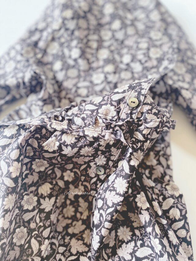 Liberty Emery Walker フロントリボン•ワンピース(大人） | iichi 日々の暮らしを心地よくするハンドメイドやアンティークのマーケットプレイス