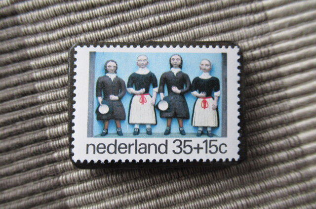 オランダ 切手ブローチ10416 | iichi 日々の暮らしを心地よくするハンドメイドやアンティークのマーケットプレイス