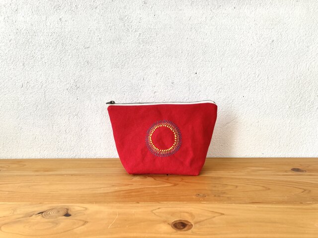 刺繍入り赤いポーチ | iichi 日々の暮らしを心地よくするハンドメイドやアンティークのマーケットプレイス