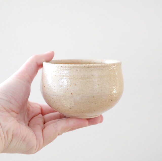白陶土と藁灰釉のお湯のみ ＊ 2 | iichi 日々の暮らしを心地よくするハンドメイドやアンティークのマーケットプレイス