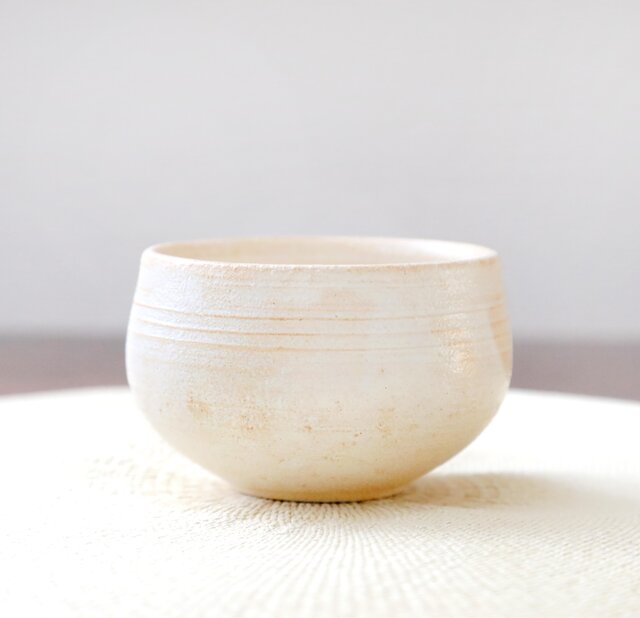 白陶土とチタンマット釉のお湯のみ | iichi 日々の暮らしを心地よくするハンドメイドやアンティークのマーケットプレイス