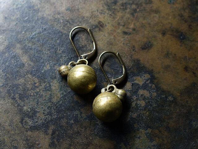 満月まん丸メタルパーツと民族鈴のピアス | iichi 日々の暮らしを心地よくするハンドメイドやアンティークのマーケットプレイス