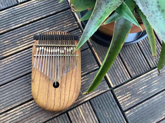 カリンバ ケヤキ 17Keys | iichi 日々の暮らしを心地よくするハンドメイドやアンティークのマーケットプレイス