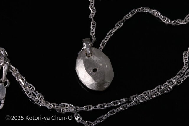 【タイのお土産】ビルマ産氷翡翠・ペンダント（チェーン付き）【カンテラジェム・スノウ】 | iichi 日々の暮らしを心地よくするハンドメイドやアンティークのマーケットプレイス