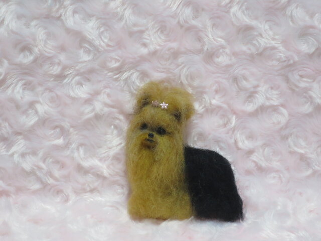 羊毛フェルト 犬 ヨークシャーテリア ヨーキー ブローチ ハンドメイド | iichi 日々の暮らしを心地よくするハンドメイドやアンティークのマーケットプレイス