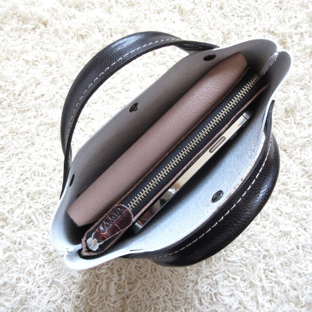 ☆大人気☆便利で可愛いミニサイズ♪《牛革》バッグインバッグ・ホワイト×ブラック・062 | iichi 日々の暮らしを心地よくするハンドメイドやアンティークのマーケットプレイス