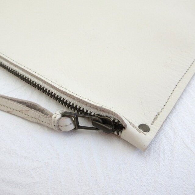 《ゴートスキン》B5対応フラットマルチケース・オフホワイト・043 | iichi 日々の暮らしを心地よくするハンドメイドやアンティークのマーケットプレイス