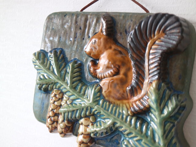 Ego stengods / リスのウォールプレート 陶板 No.5739 | iichi 日々の暮らしを心地よくするハンドメイドやアンティークのマーケットプレイス