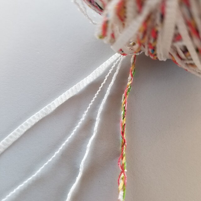 プレゼント糸 3番 | iichi 日々の暮らしを心地よくするハンドメイドやアンティークのマーケットプレイス