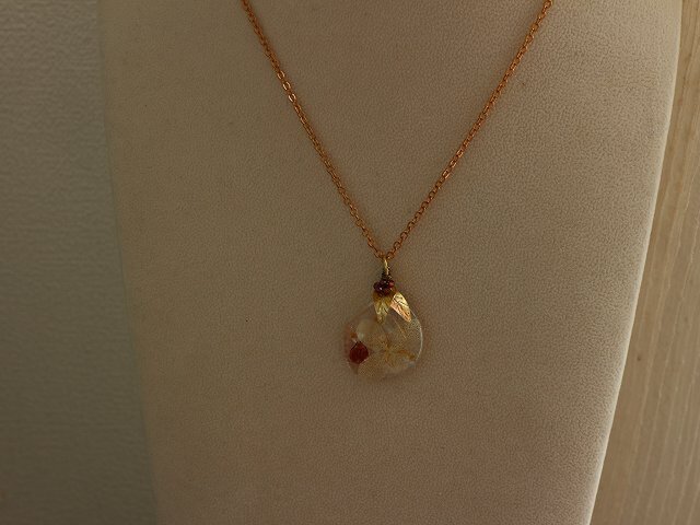 鉱物標本ジュエリ-＊ガーネット＊紫陽花＊葉＊真鍮ネックレス＊no.729 | iichi 日々の暮らしを心地よくするハンドメイドやアンティークのマーケットプレイス