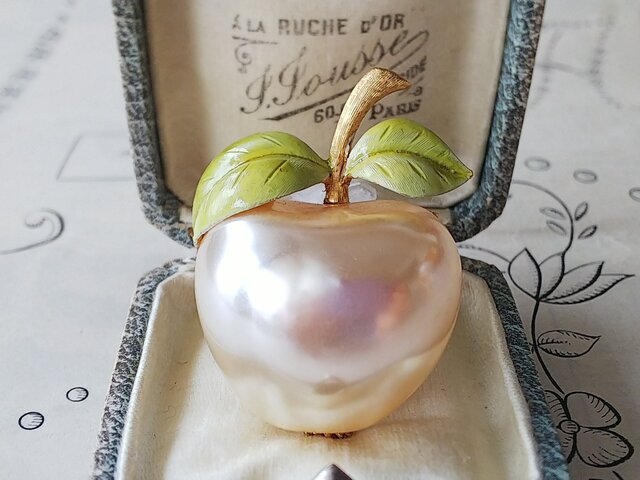 ヴィンテージ 大きなパールのApple ブローチ (©JJ) 約46.5×35㎜ | iichi 日々の暮らしを心地よくするハンドメイドやアンティークのマーケットプレイス