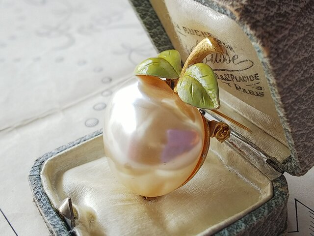 ヴィンテージ 大きなパールのApple ブローチ (©JJ) 約46.5×35㎜ | iichi 日々の暮らしを心地よくするハンドメイドやアンティークのマーケットプレイス