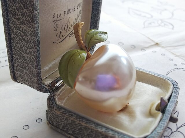 ヴィンテージ 大きなパールのApple ブローチ (©JJ) 約46.5×35㎜ | iichi 日々の暮らしを心地よくするハンドメイドやアンティークのマーケットプレイス