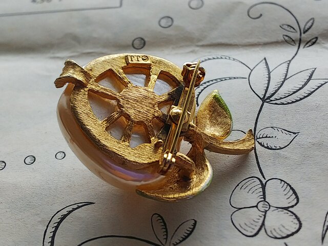 ヴィンテージ 大きなパールのApple ブローチ (©JJ) 約46.5×35㎜ | iichi 日々の暮らしを心地よくするハンドメイドやアンティークのマーケットプレイス