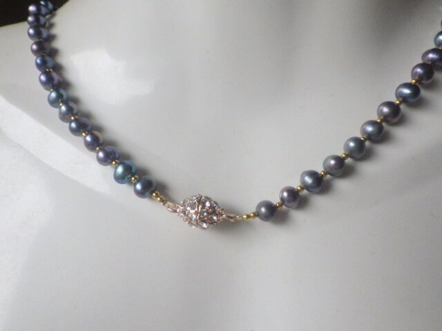 Flesh Pearl Necklace 淡水パールのネックレス ☆ビッグマグネットクラスプ☆黒蝶真珠 バロックパール | iichi 日々の ...