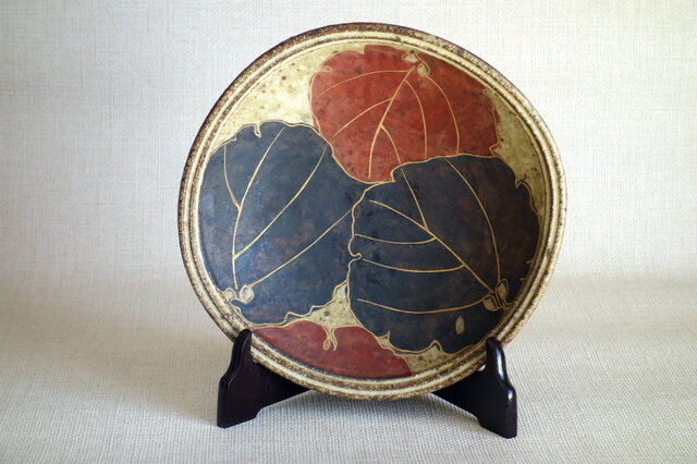 金彩絵付四方皿（葉紋） | iichi 日々の暮らしを心地よくするハンドメイドやアンティークのマーケットプレイス