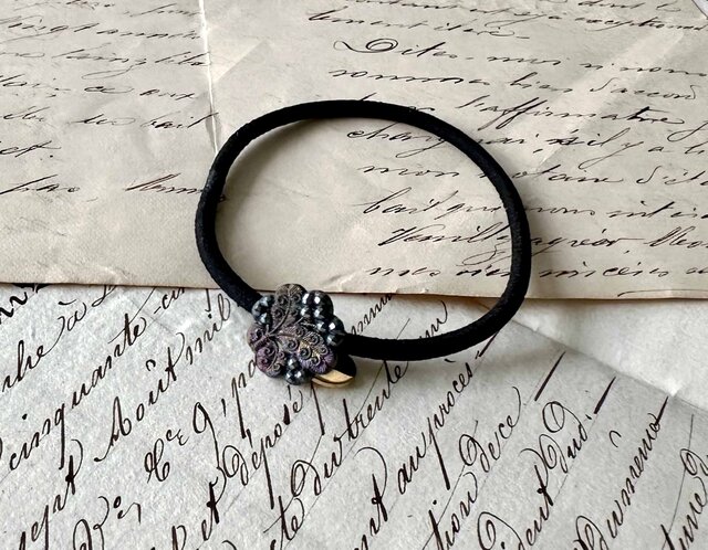 アンティークラスターボタンヘアゴム／黒ラスター・コッパー＆ブルー丸・中央葉模様ボタン（AB-055） | iichi 日々の暮らしを心地よくするハンドメイドやアンティークのマーケットプレイス