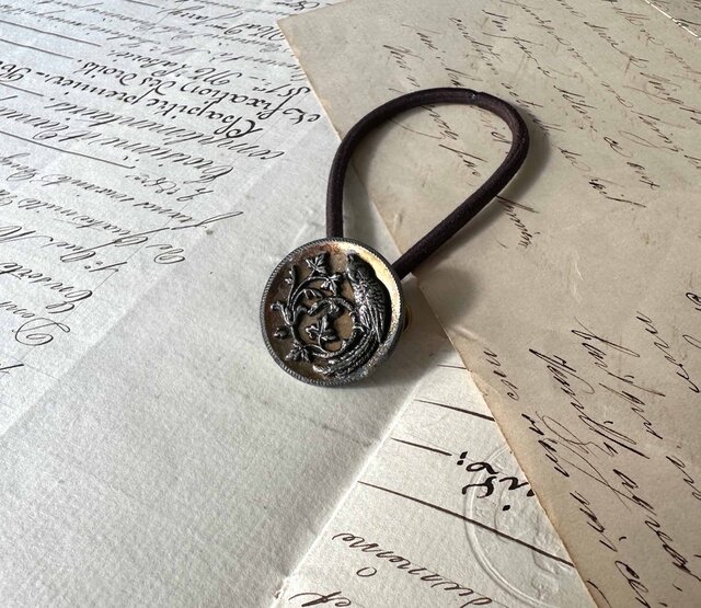 アンティークボタンヘアゴム／花鳥模様ボタン（AB-056） | iichi 日々の暮らしを心地よくするハンドメイドやアンティークのマーケットプレイス