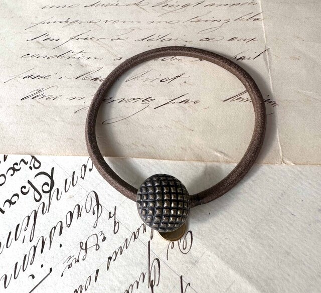 アンティークボタンヘアゴム／格子模様ボタン（AB-059） | iichi 日々の暮らしを心地よくするハンドメイドやアンティークのマーケットプレイス