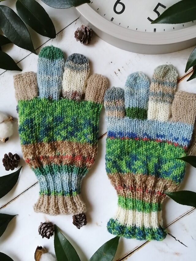 草原の雪〜オパール毛糸のスマホ対応5本指手袋 | iichi 日々の暮らしを心地よくするハンドメイドやアンティークのマーケットプレイス