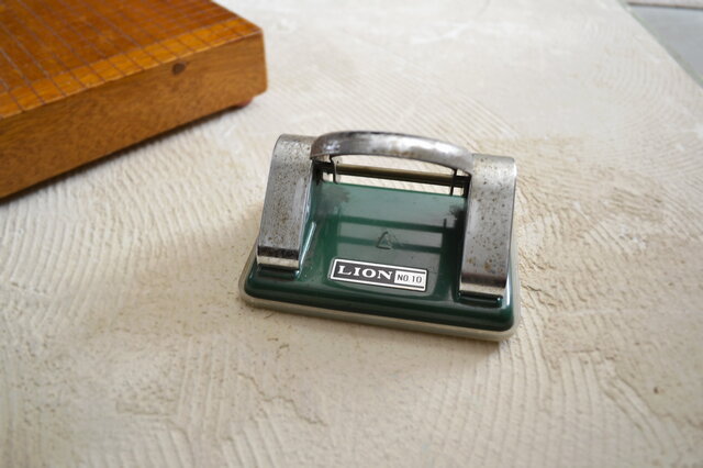 昭和レトロ LION 2穴パンチ 閉じ穴あけ ステイショナリー | iichi 日々の暮らしを心地よくするハンドメイドやアンティークのマーケットプレイス