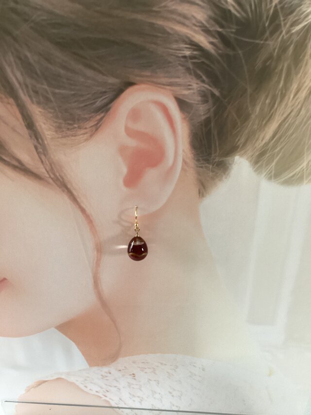 水晶蒔絵ピアス drop 椿 | iichi 日々の暮らしを心地よくするハンドメイドやアンティークのマーケットプレイス