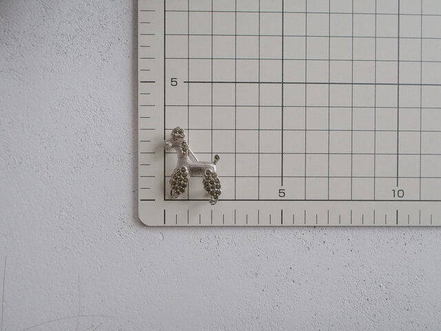 マーカサイトのプードルのブローチ | iichi 日々の暮らしを心地よくするハンドメイドやアンティークのマーケットプレイス