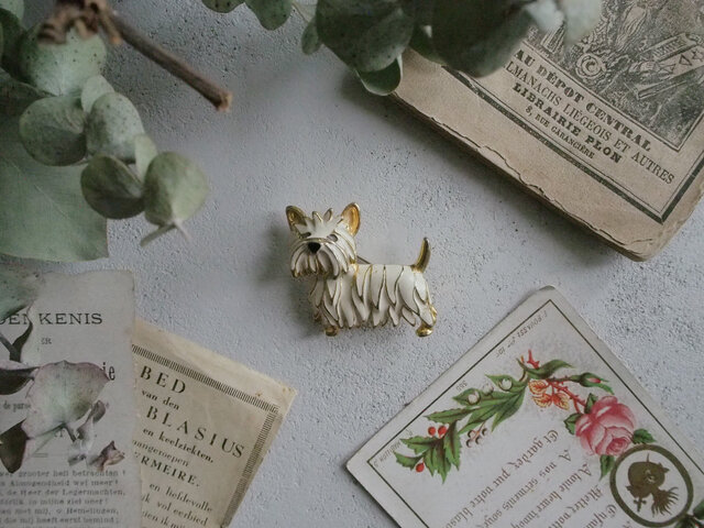 パリからやってきた白い犬のヴィンテージブローチ | iichi 日々の暮らしを心地よくするハンドメイドやアンティークのマーケットプレイス