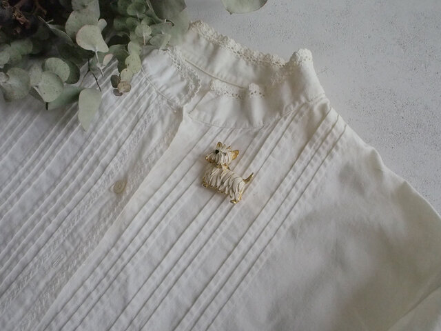 パリからやってきた白い犬のヴィンテージブローチ | iichi 日々の暮らしを心地よくするハンドメイドやアンティークのマーケットプレイス