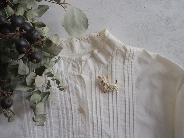 パリからやってきた白い犬のヴィンテージブローチ | iichi 日々の暮らしを心地よくするハンドメイドやアンティークのマーケットプレイス