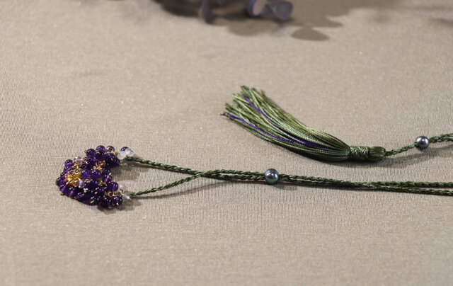 ビオラカラー・アメジストと絹のネックレス | iichi 日々の暮らしを心地よくするハンドメイドやアンティークのマーケットプレイス