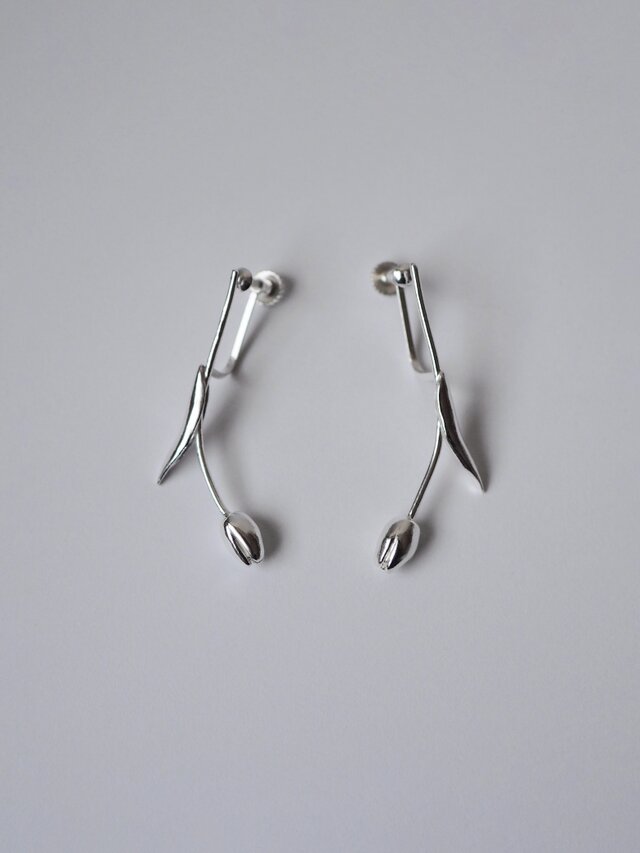 tulip earring (silver) | iichi 日々の暮らしを心地よくするハンドメイドやアンティークのマーケットプレイス