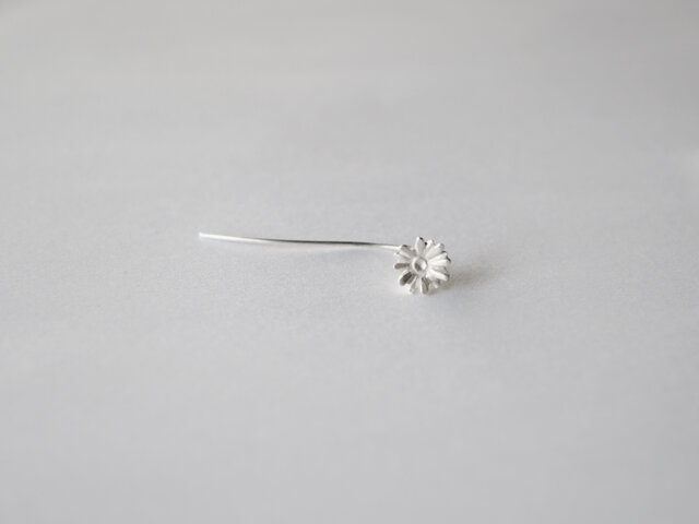 ガーベラ pierce (silver) | iichi 日々の暮らしを心地よくするハンドメイドやアンティークのマーケットプレイス