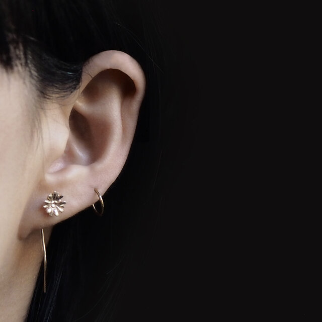 ガーベラ pierce (silver) | iichi 日々の暮らしを心地よくするハンドメイドやアンティークのマーケットプレイス