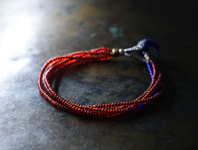 深紅＆瑠璃色アンティークジードビーズの4連ブレス（カカンバ留め金） | iichi 日々の暮らしを心地よくするハンドメイドやアンティークのマーケットプレイス