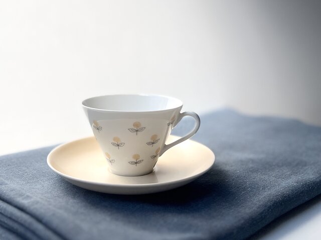 【ARABIA】Monica / モニカ カップ&ソーサー（オレンジ）/ エステリトムラ / アラビア | iichi 日々の暮らしを心地よくするハンドメイドやアンティークのマーケットプレイス