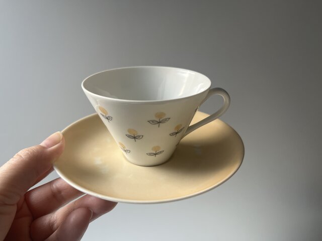 【ARABIA】Monica / モニカ カップ&ソーサー（オレンジ）/ エステリトムラ / アラビア | iichi 日々の暮らしを心地よくするハンドメイドやアンティークのマーケットプレイス