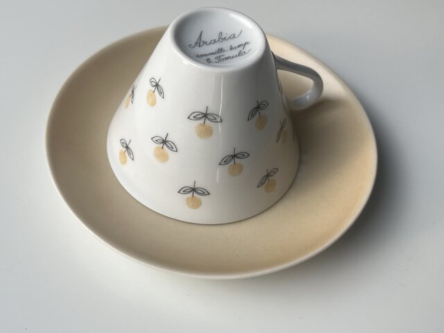 【ARABIA】Monica / モニカ カップ&ソーサー（オレンジ）/ エステリトムラ / アラビア | iichi 日々の暮らしを心地よくするハンドメイドやアンティークのマーケットプレイス