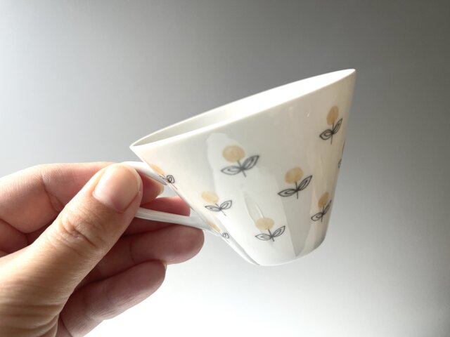 【ARABIA】Monica / モニカ カップ&ソーサー（オレンジ）/ エステリトムラ / アラビア | iichi 日々の暮らしを心地よくするハンドメイドやアンティークのマーケットプレイス