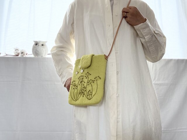 羊毛刺繍サコッシュ/白い鳥の森 鶯 | iichi 日々の暮らしを心地よくするハンドメイドやアンティークのマーケットプレイス