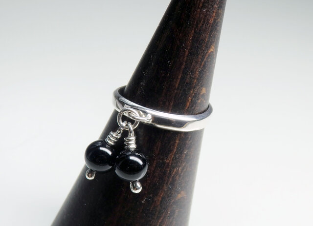 彫金リング with Dangling オニキス 12号 | iichi 日々の暮らしを心地よくするハンドメイドやアンティークのマーケットプレイス