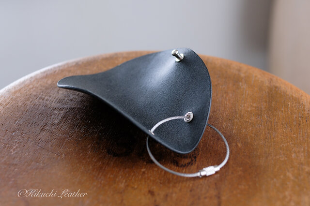 《RIVER》Circle Keycase Black Regular | iichi 日々の暮らしを心地よくするハンドメイドやアンティークのマーケットプレイス