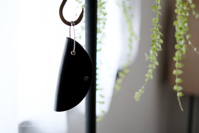 《RIVER》Circle Keycase Black Regular | iichi 日々の暮らしを心地よくするハンドメイドやアンティークのマーケットプレイス