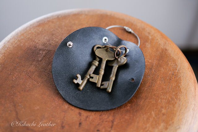 《RIVER》Circle Keycase Black Regular | iichi 日々の暮らしを心地よくするハンドメイドやアンティークのマーケットプレイス
